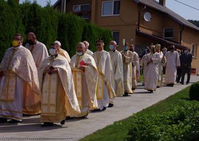 Vladyka Ján Babjak SJ posvätil interiér kostola v Tokajíku