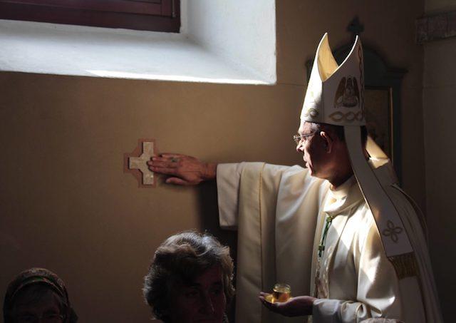 Biskup Chovanec konsekroval oltáre vo farnostiach Veľký Krtíš a Sklabiná