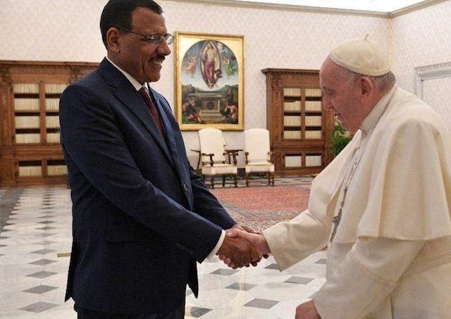 Pápež František prijal prezidenta Nigerskej republiky Mohameda Bazouma