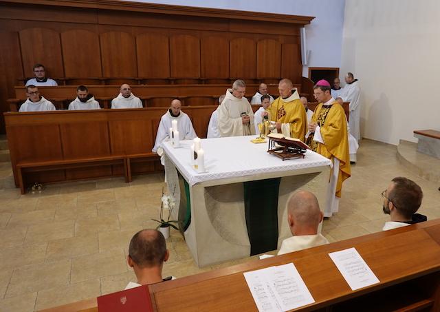 Benediktíni v Sampore oslávili svoj sviatok s biskupom Marekom Forgáčom