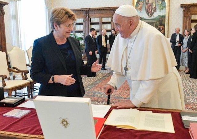 Pápež František prijal vo Vatikáne prezidentku Švajčiarska Violu Amherdovú