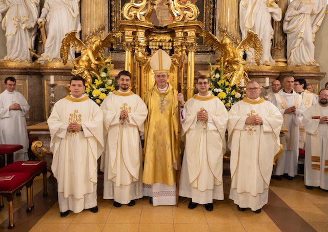 Biskup Marián Chovanec vysvätil pre službu v diecéze štyroch novokňazov